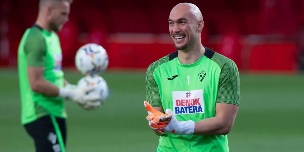 Marko Dmitrovic set to join Sevilla on 3-year deal - Get Spanish ...