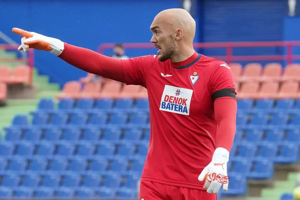 Official | Sevilla sign Marko Dmitrovic on a 4-year deal - Get Spanish ...