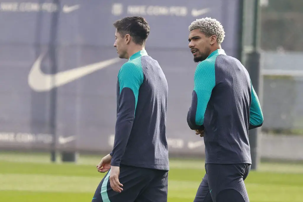 Why Robert Lewandowski stopped Barcelona captain Araújo from protesting ...