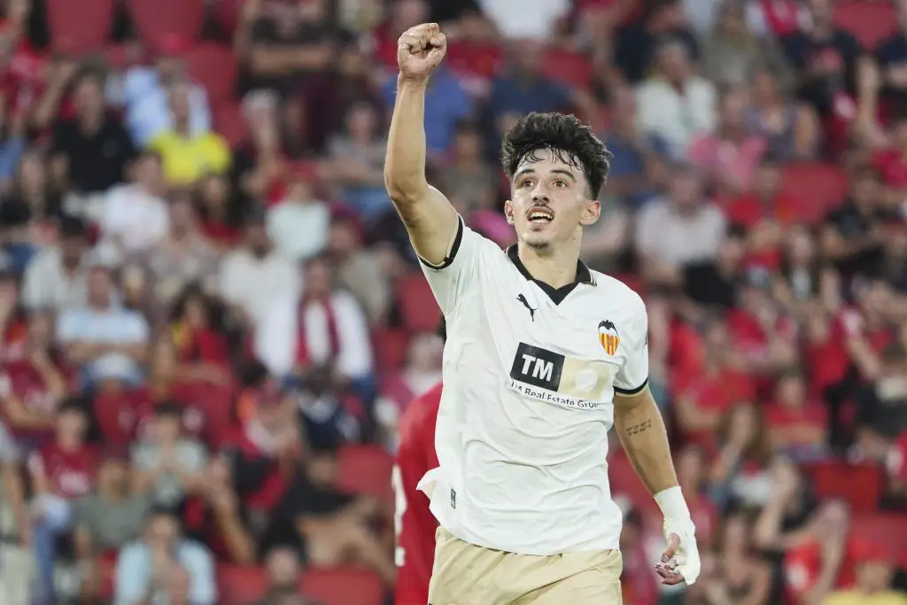 Valencia's Diego López trains wearing sunglasses less than a week after ...