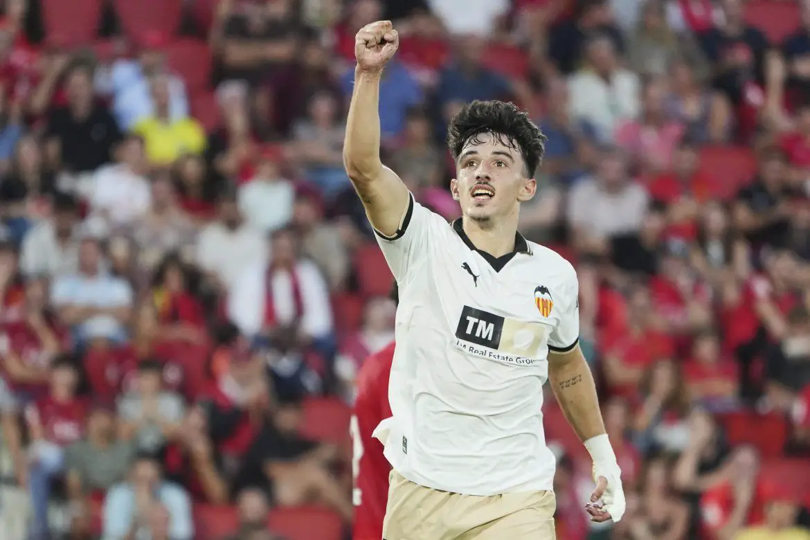 Valencia star Diego López debuts protective face mask - Get Spanish ...